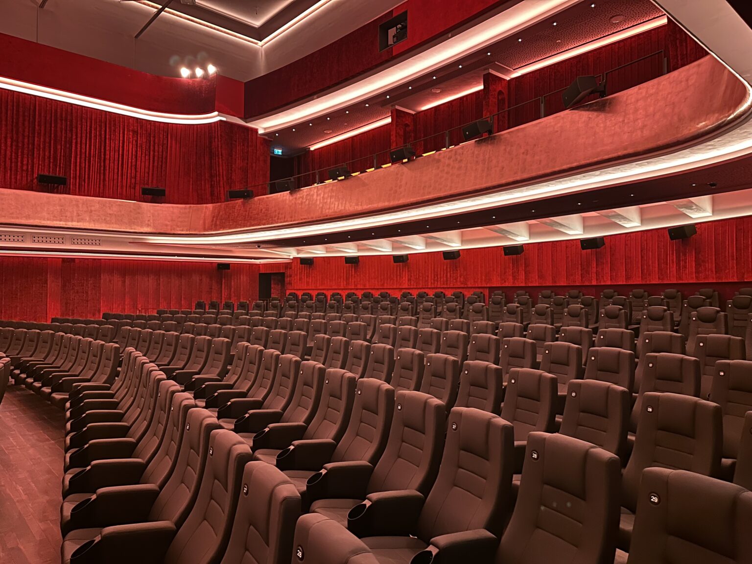 Erfolgreiche Wiedereröffnung des Kinos Das Metropol: Special Screening von HAGEN markiert ...